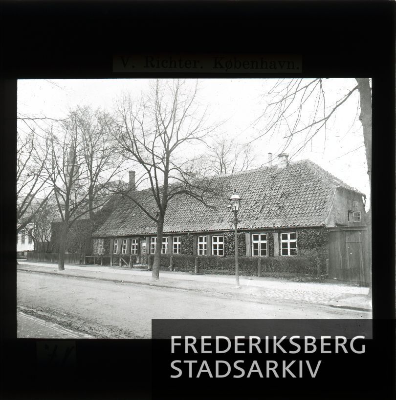 Den gamle skole i Pile Allé. I baggrunden til venstre skimtes ...