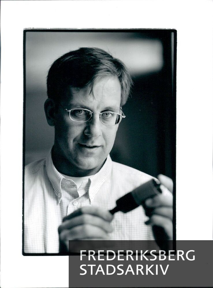 Opfinder Jørgen Thuesen viser et lille rør frem. - kbhbilleder.dk