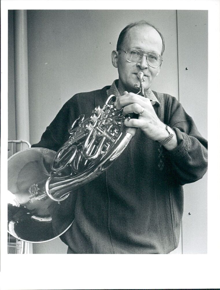 Henning Slott spiller på valdhorn. Han fik konstateret sclerose i 1990 ...
