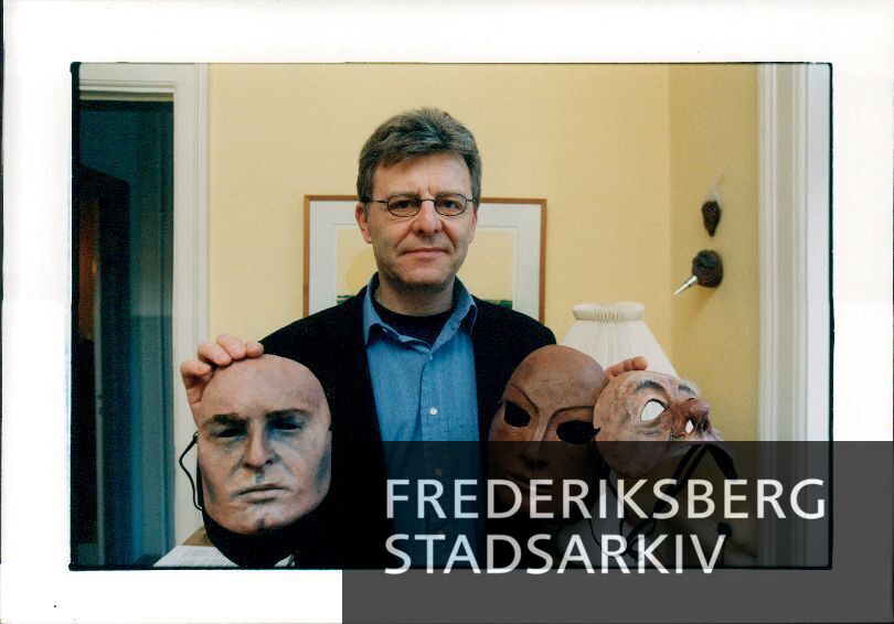 Torben Jetsmark viser masker - kbhbilleder.dk