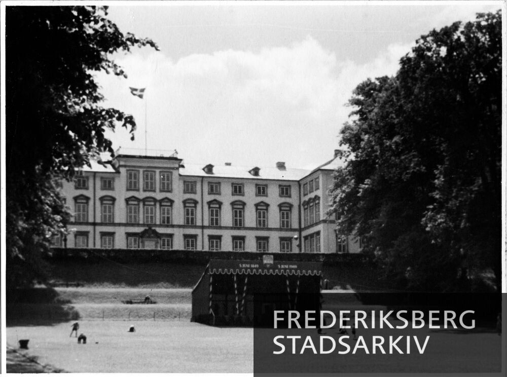Slottet, set fra Frederiksberg Have. I forgrunden telt med talerstol ...