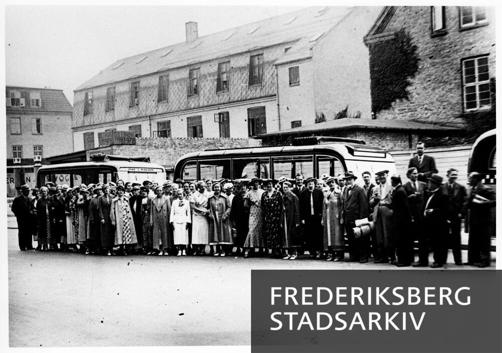 Personalet fra firmaet 'Michael Frank' foran busserne på vej til ...