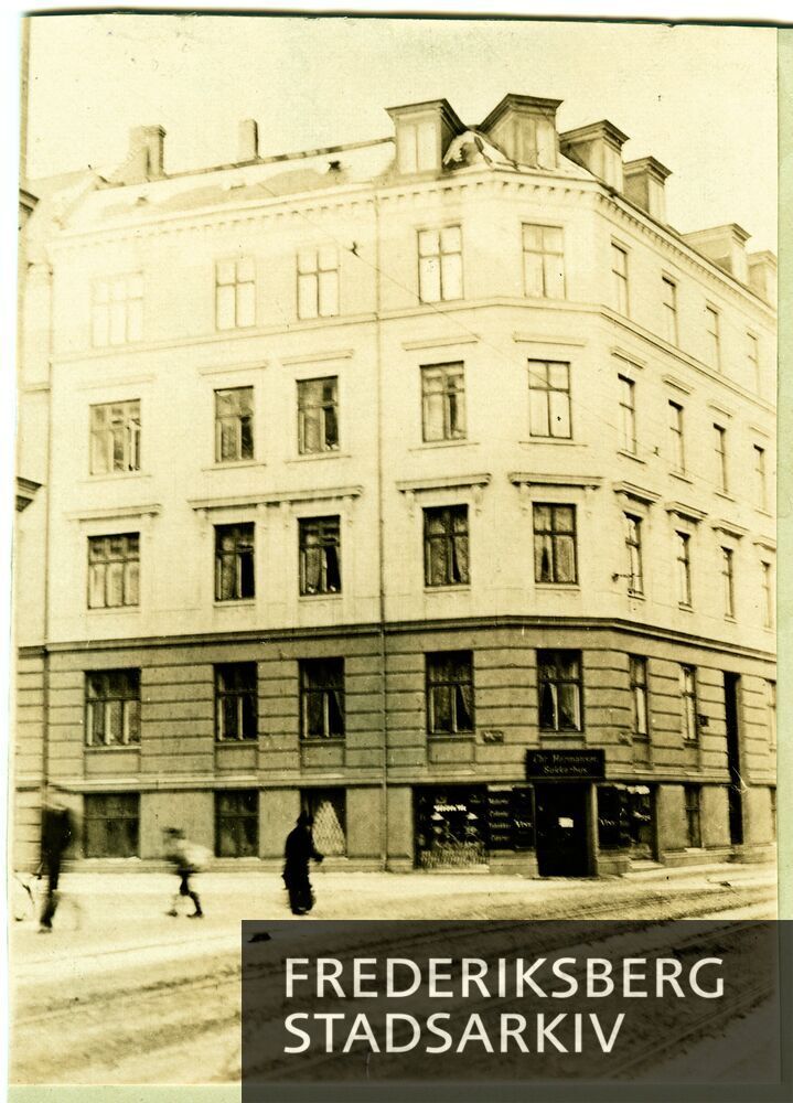 Ejendom på hjørnet af Kingosgade (til højre) og Carl Bernhards Vej (til ...