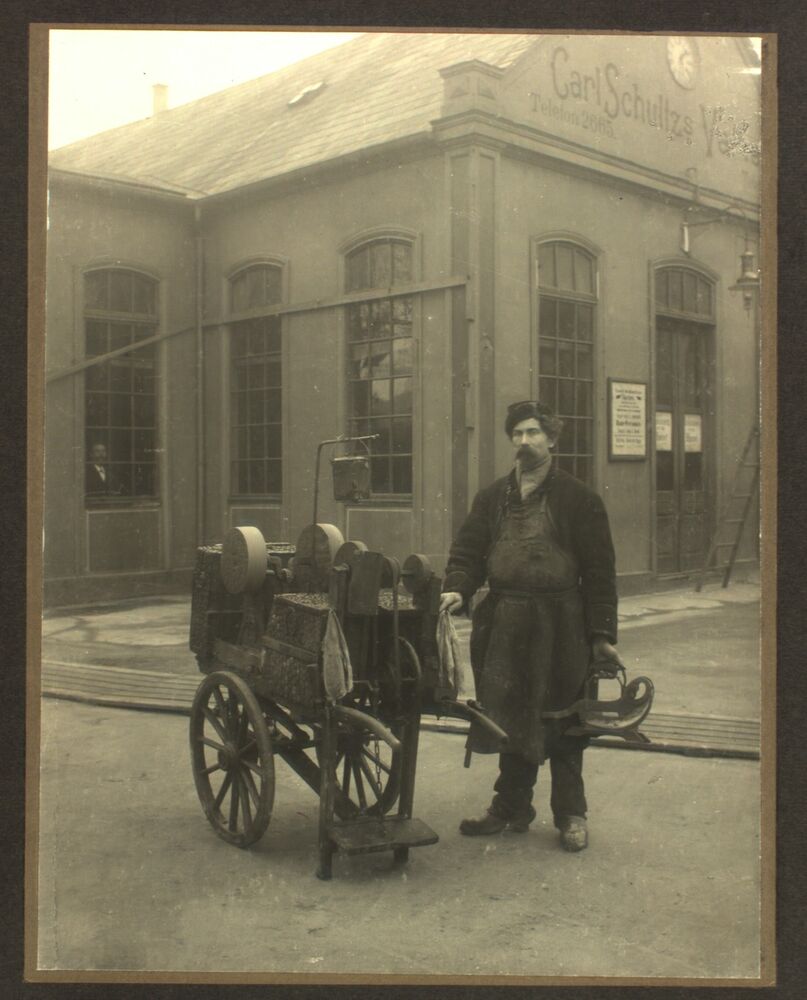 Skærsliber med sin vogn foran Carl Schultz' Varieté på Alléenberg ...