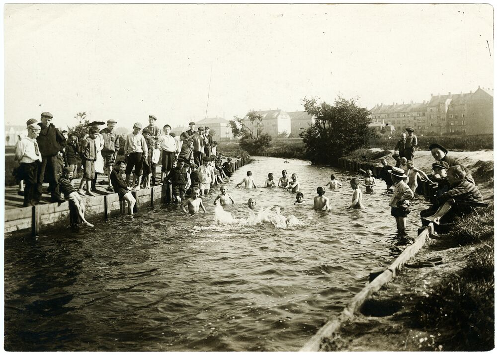 Badende drenge i Ladegårdsåen ved Bispeengen - kbhbilleder.dk