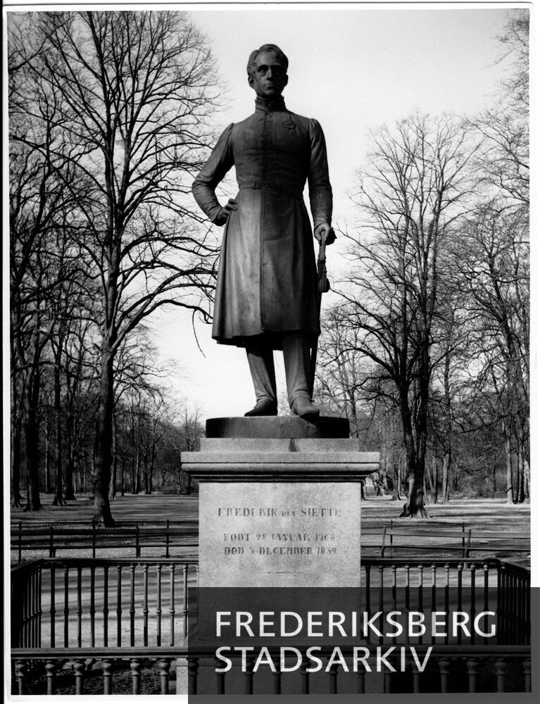 Frederik VI's statue ved indgangen til Frederiksberg Have - kbhbilleder.dk