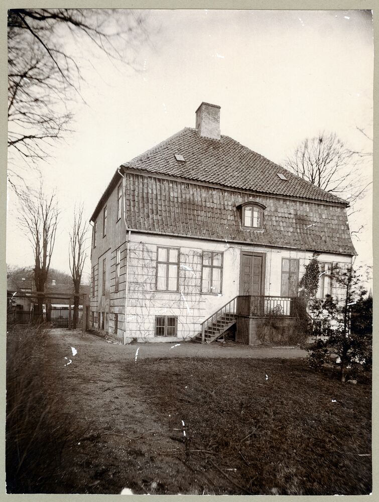 Hovedbygningen til landstedet Rolighed fra slutningn af det 18. årh ...