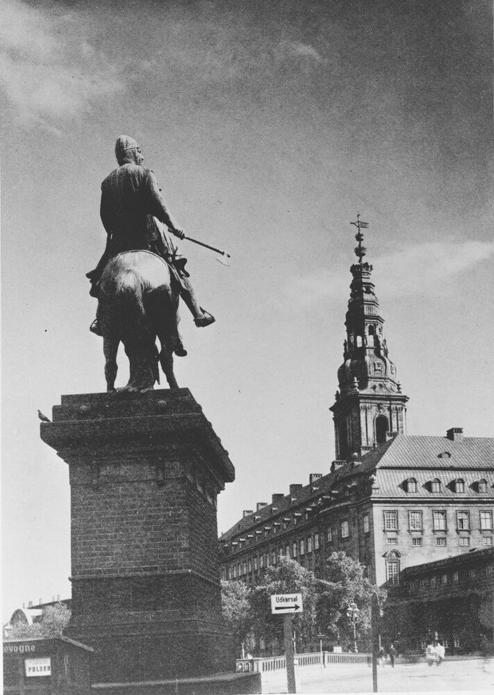 Biskop Absalon og Christiansborg. - kbhbilleder.dk