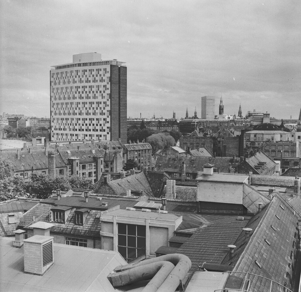 Udsigt til Codanhus, SAS-bygningen og Rådhustårnet - kbhbilleder.dk