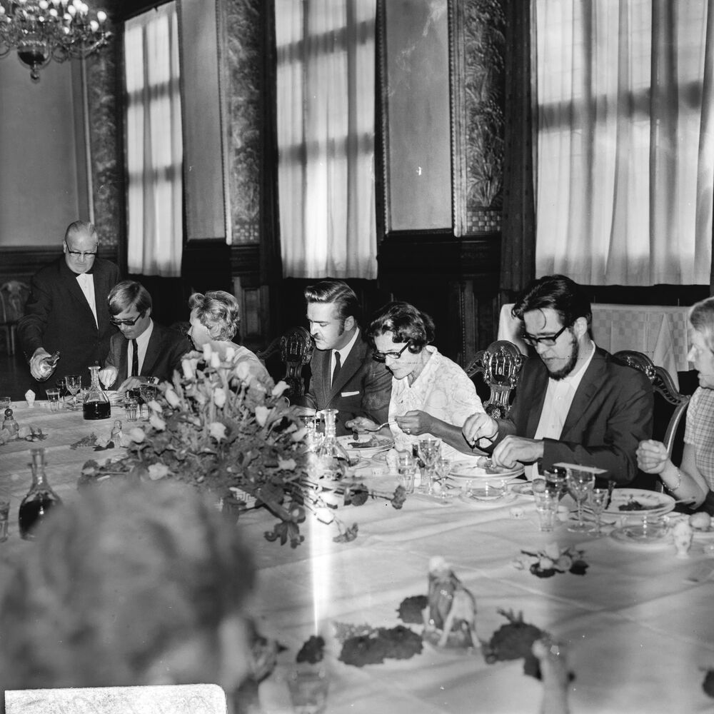 Frokost for arbejdere på Rådhuset - kbhbilleder.dk