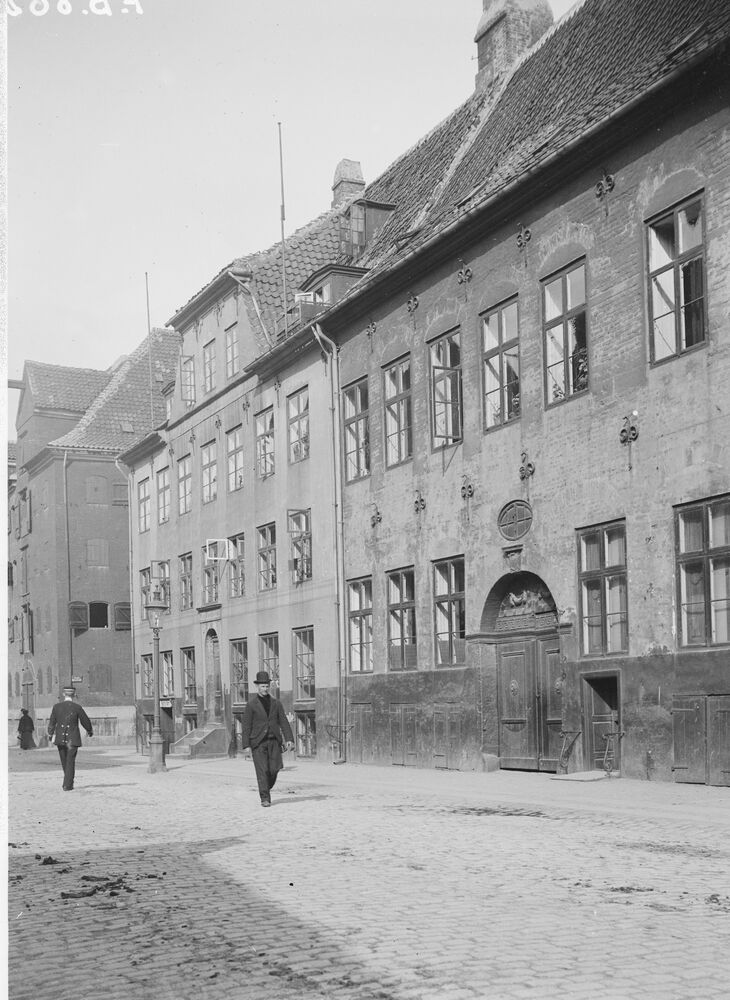 Strandgade 30 - 32. Hjørnet af Skt. Annægade. - kbhbilleder.dk