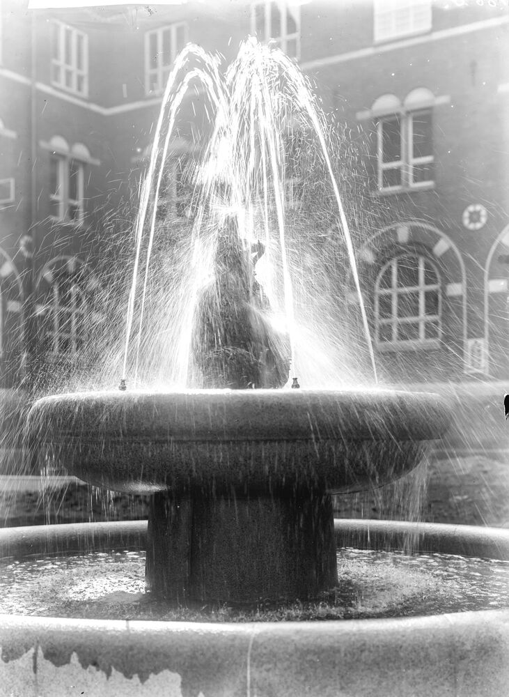 Rådhusgården, Bjørnespringvandet - kbhbilleder.dk