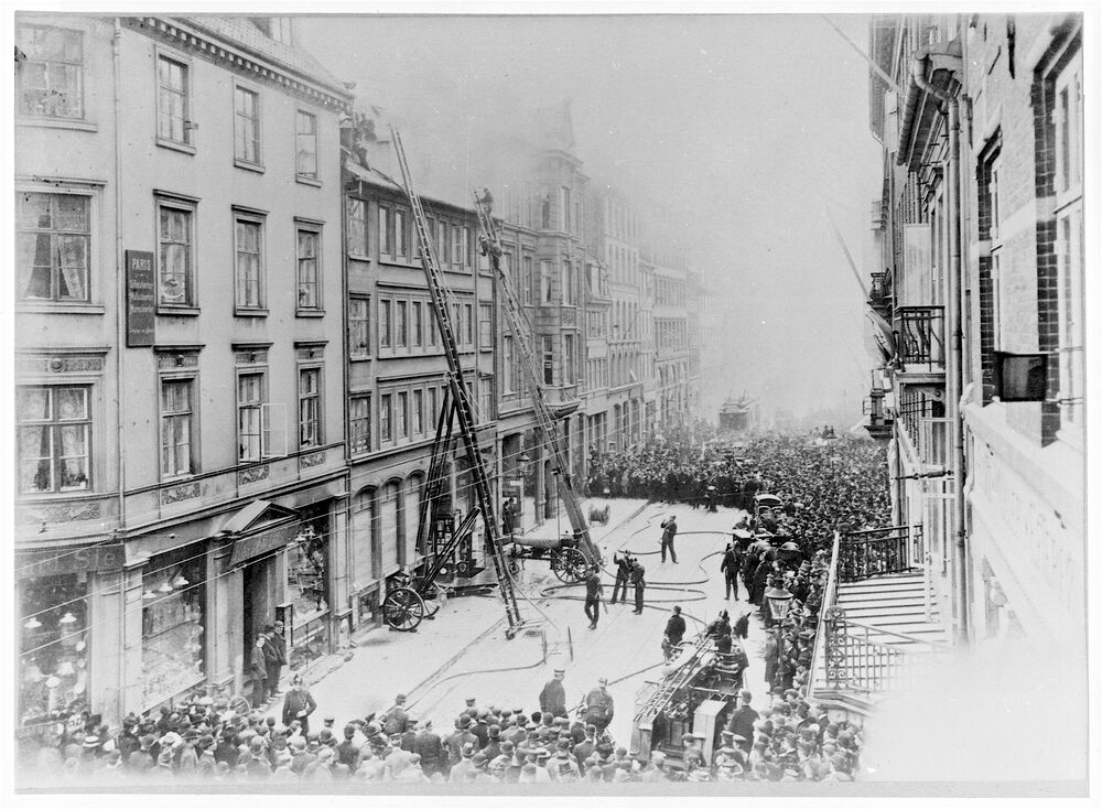 Brandfolk i aktion - kbhbilleder.dk